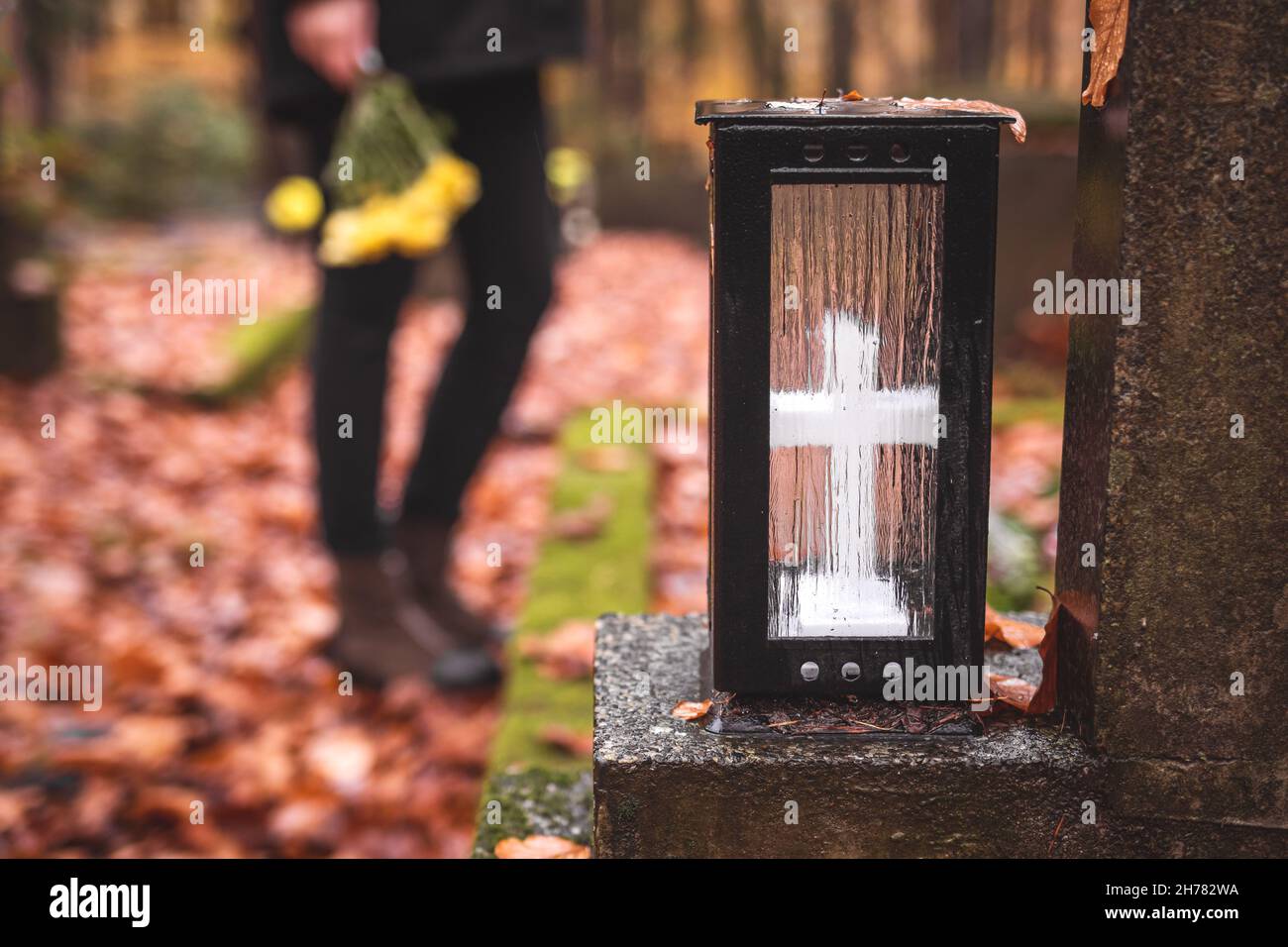Woman standing tombstone cemetery hi-res stock photography and images ...