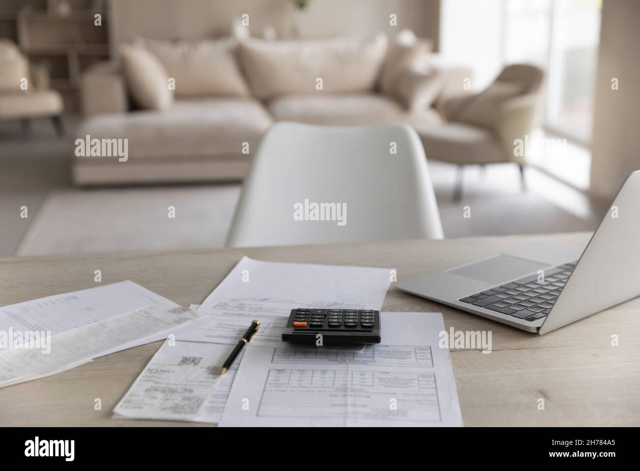 Empty office desk hi-res stock photography and images - Alamy