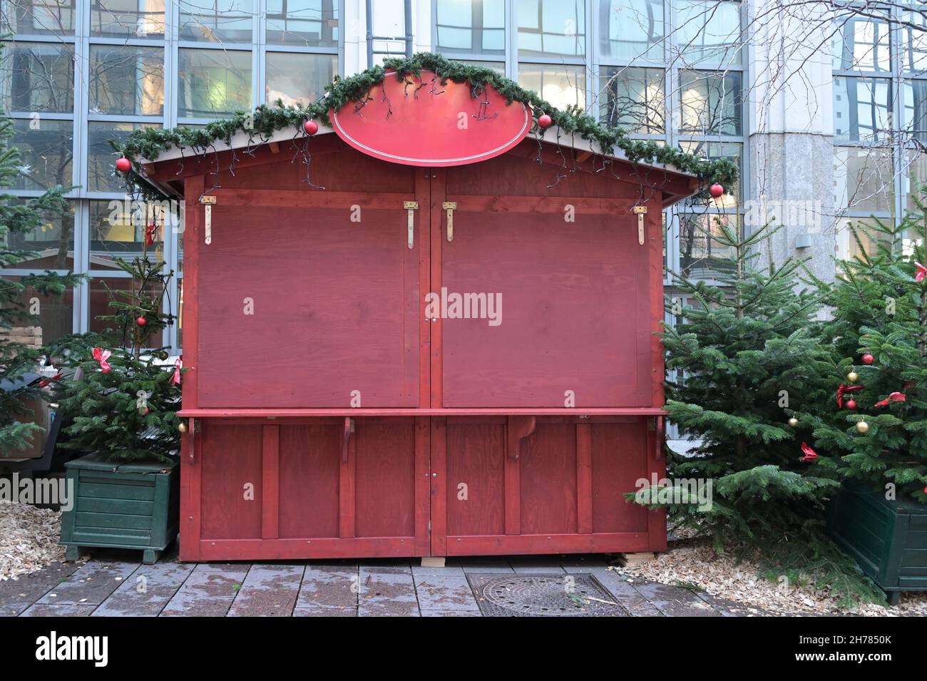 Empty market stall hi-res stock photography and images - Alamy