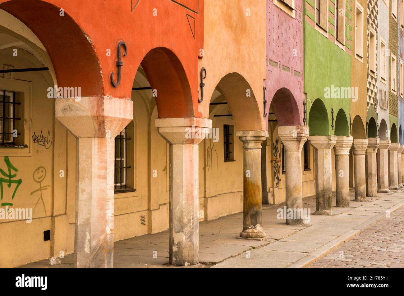 Pillars building hi-res stock photography and images - Alamy