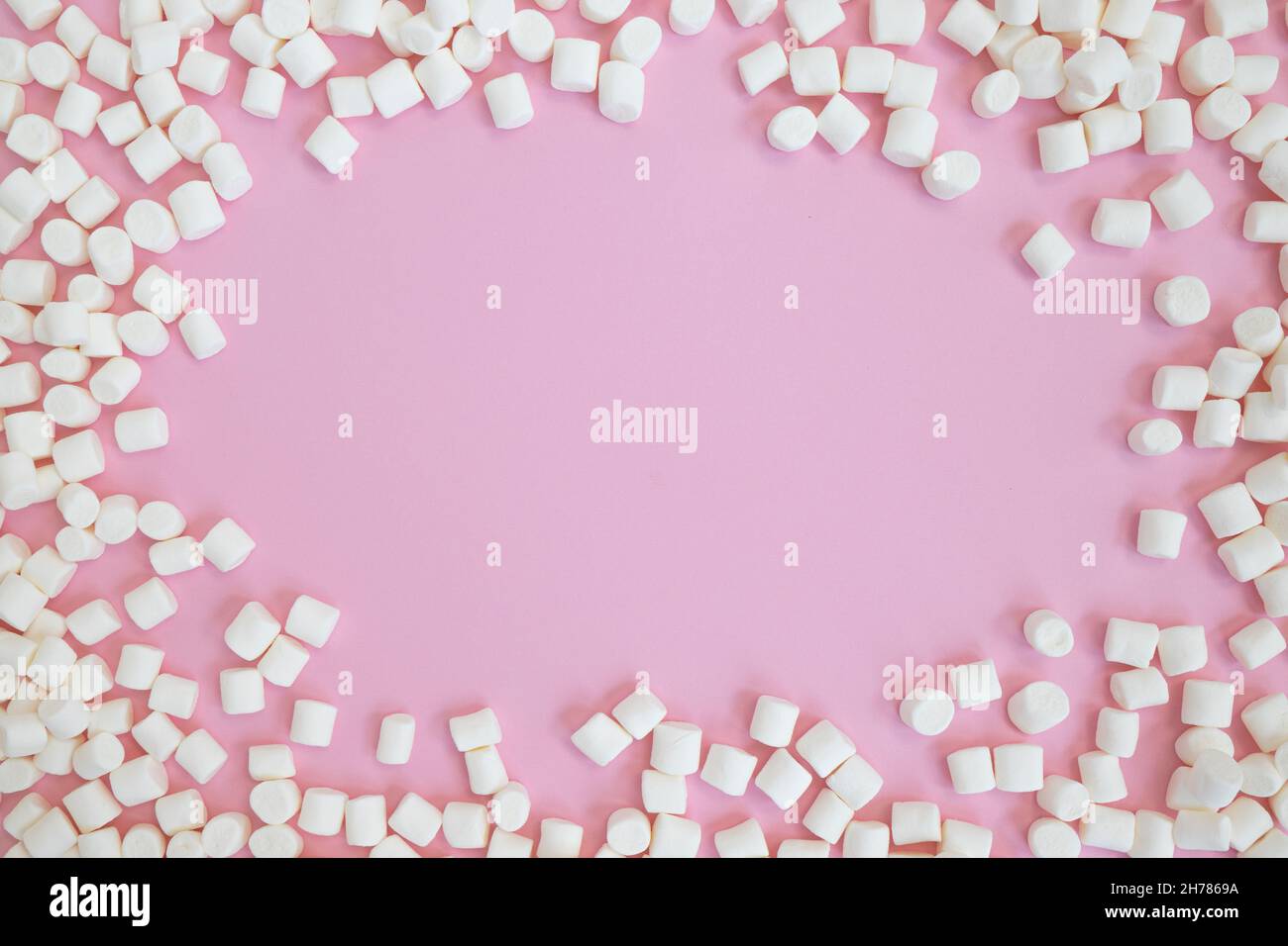 white mini marshmallows background frame, copy space for text Stock ...