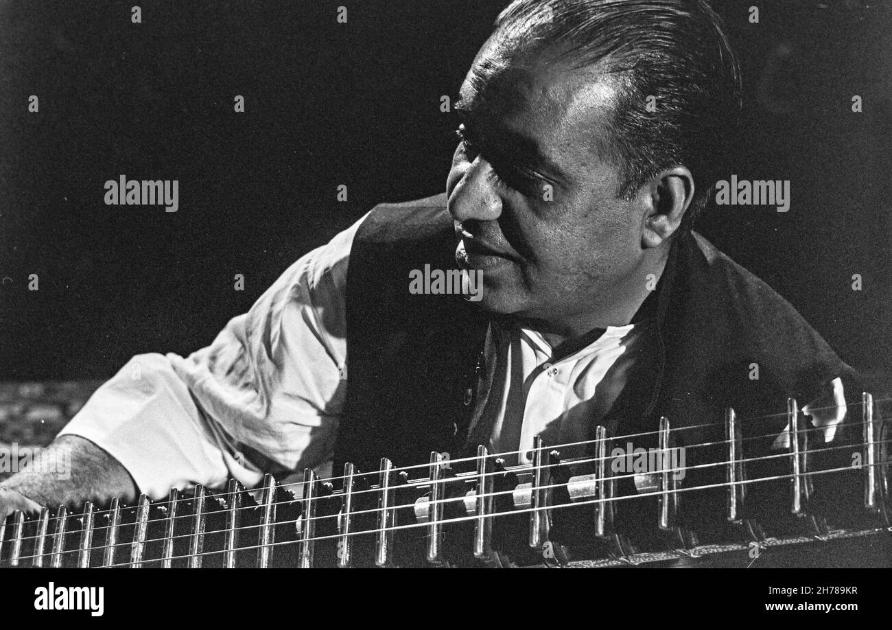 Ravi shankar hi-res stock photography and images - Alamy