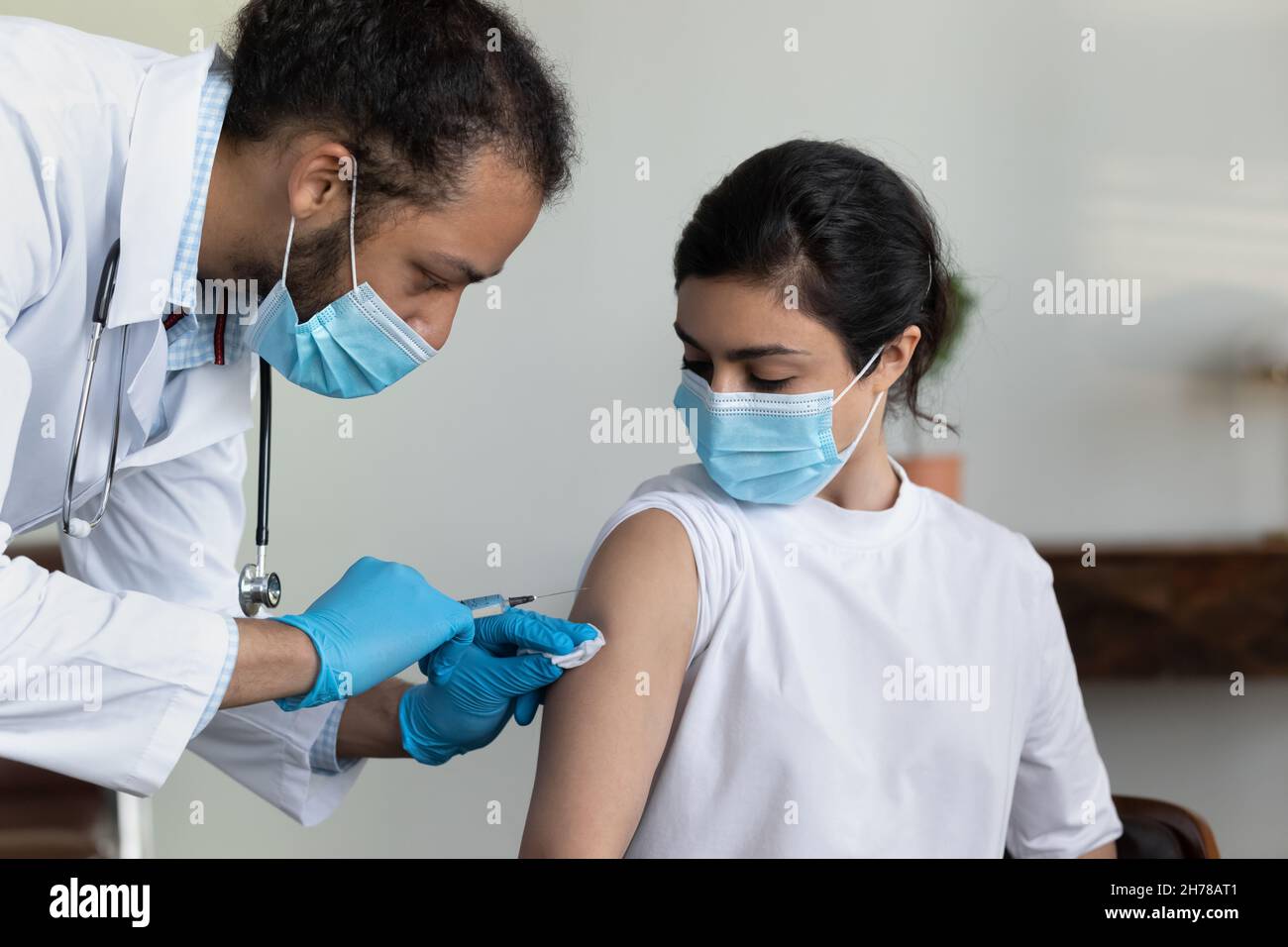 African doctor injecting hi-res stock photography and images - Alamy