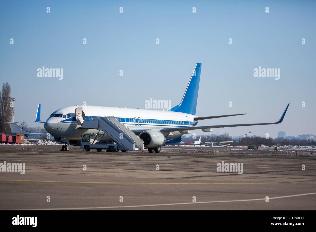 Plane platform hi-res stock photography and images - Alamy