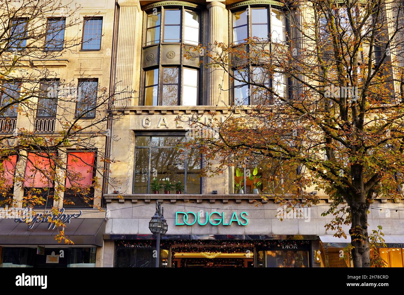 Store fronts hi-res stock photography and images - Alamy