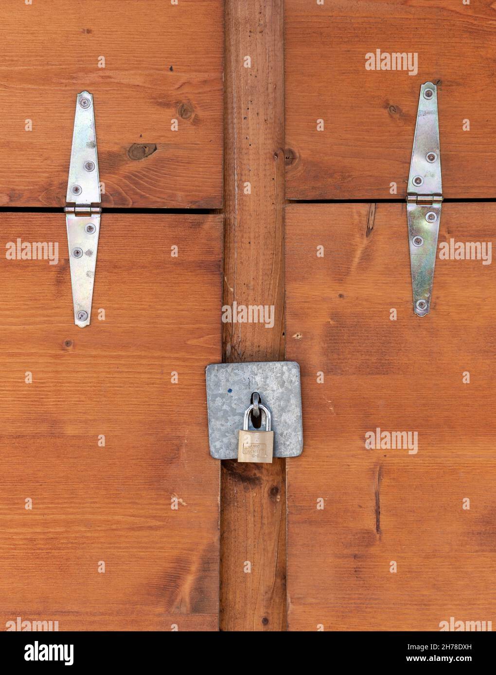 Konstanz, Germany. 21st Nov, 2021. A padlock hangs on a closed stand at ...