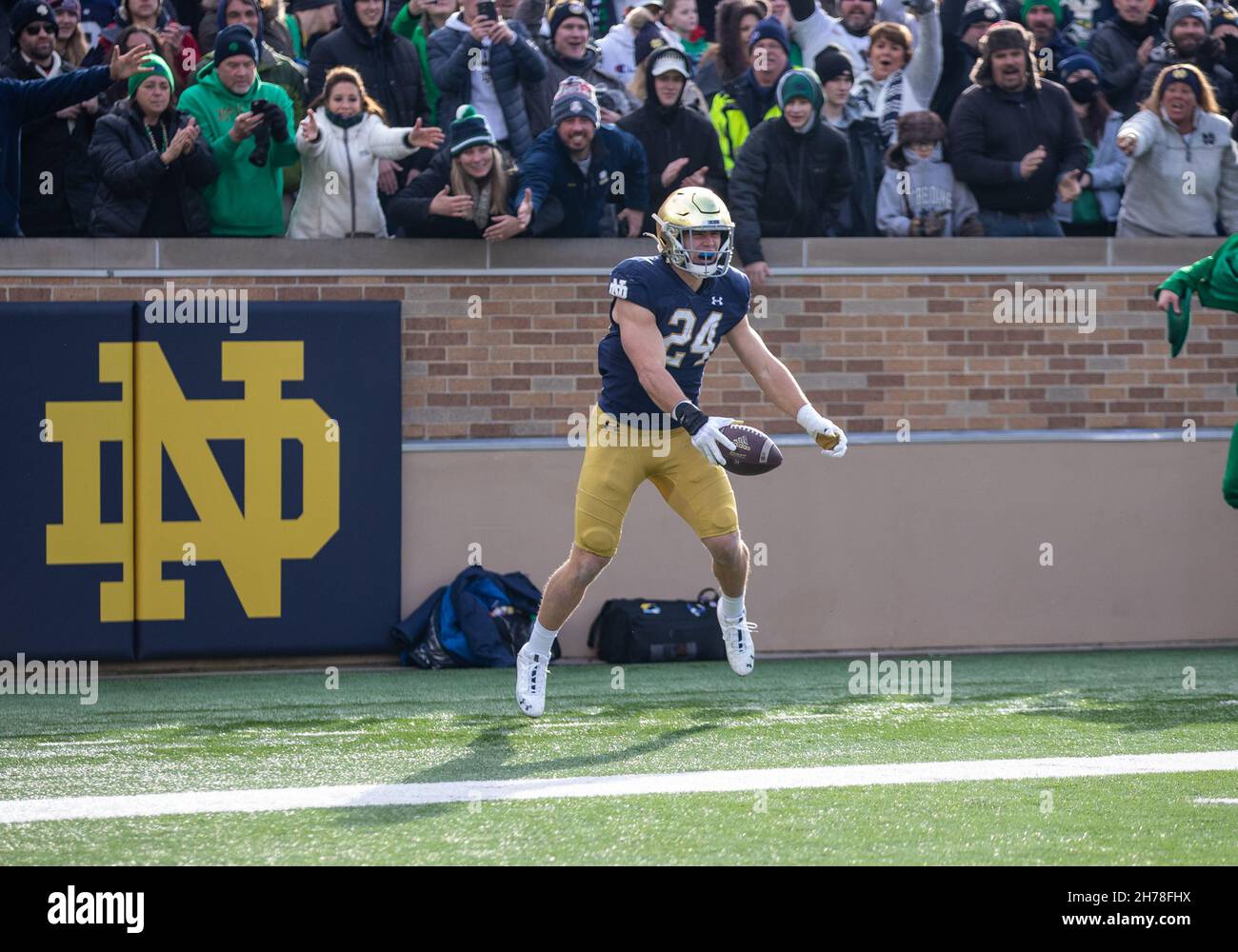 South Bend, Indiana, USA. 20th Nov, 2021. Notre Dame linebacker Jack ...