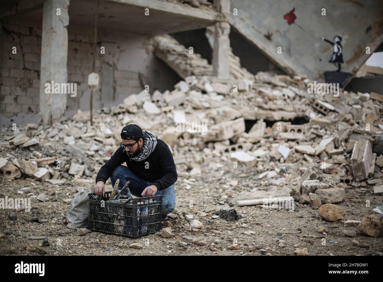 Al Nerab, Syria. 21st Nov, 2021. Syrian artist Abu Malik Al-Shami ...