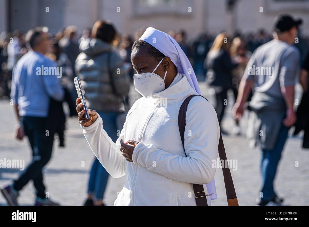 Pope francis mobile phone hi-res stock photography and images - Alamy