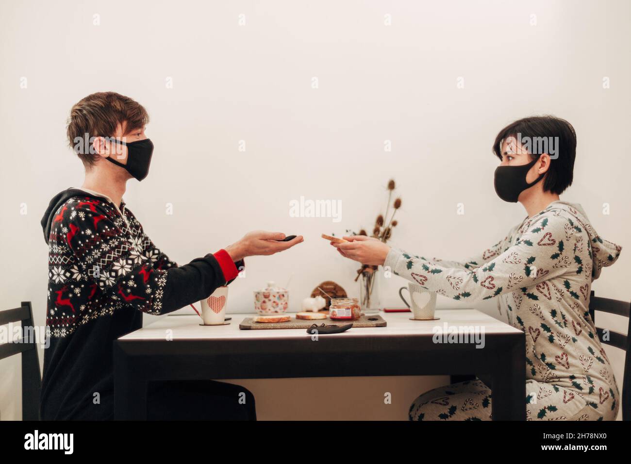 Eating and drinking with face masks hi-res stock photography and images ...