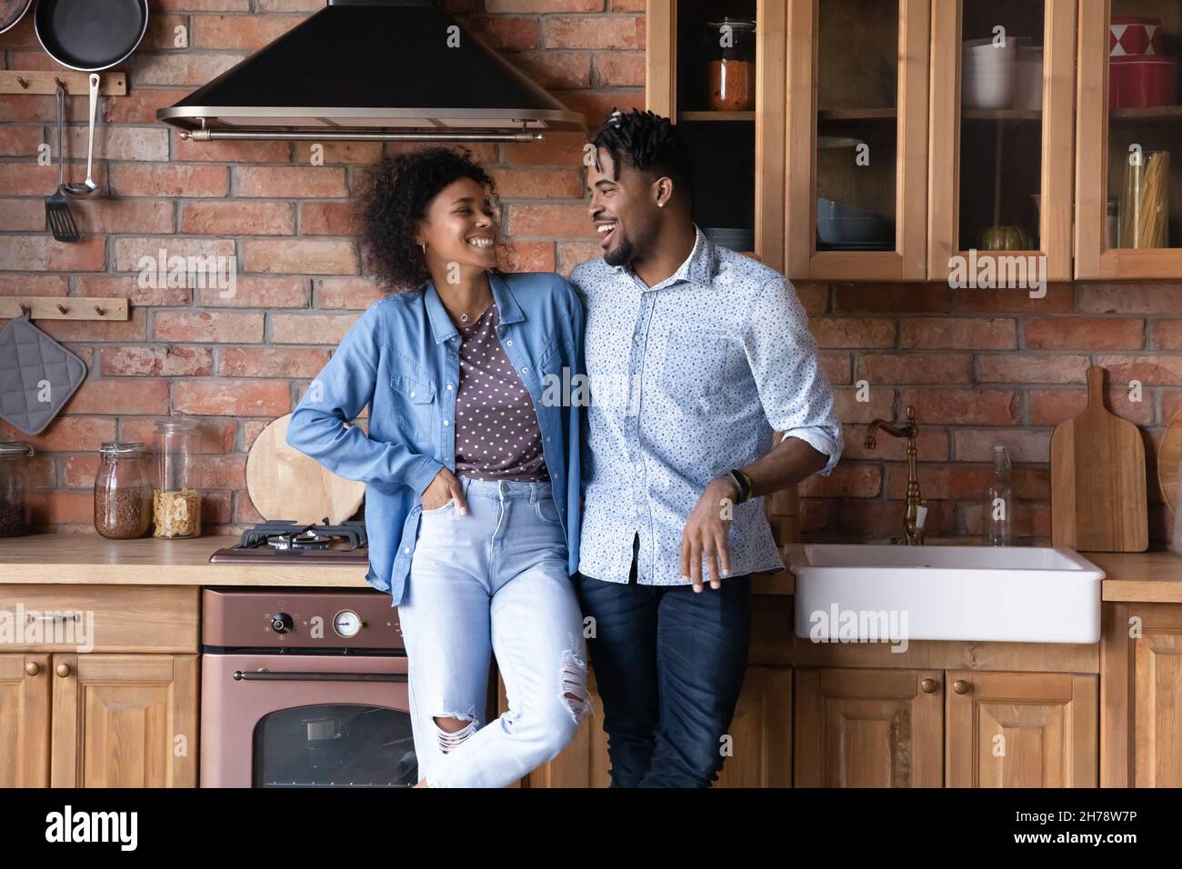 African american family kitchen talking hi-res stock photography and ...
