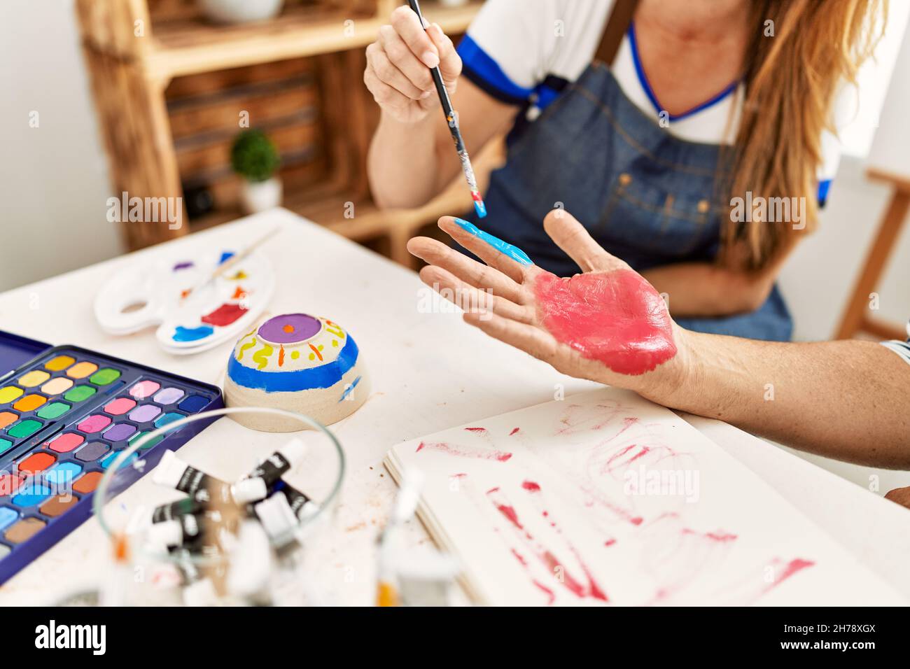 Family people painting canvas hi-res stock photography and images - Alamy