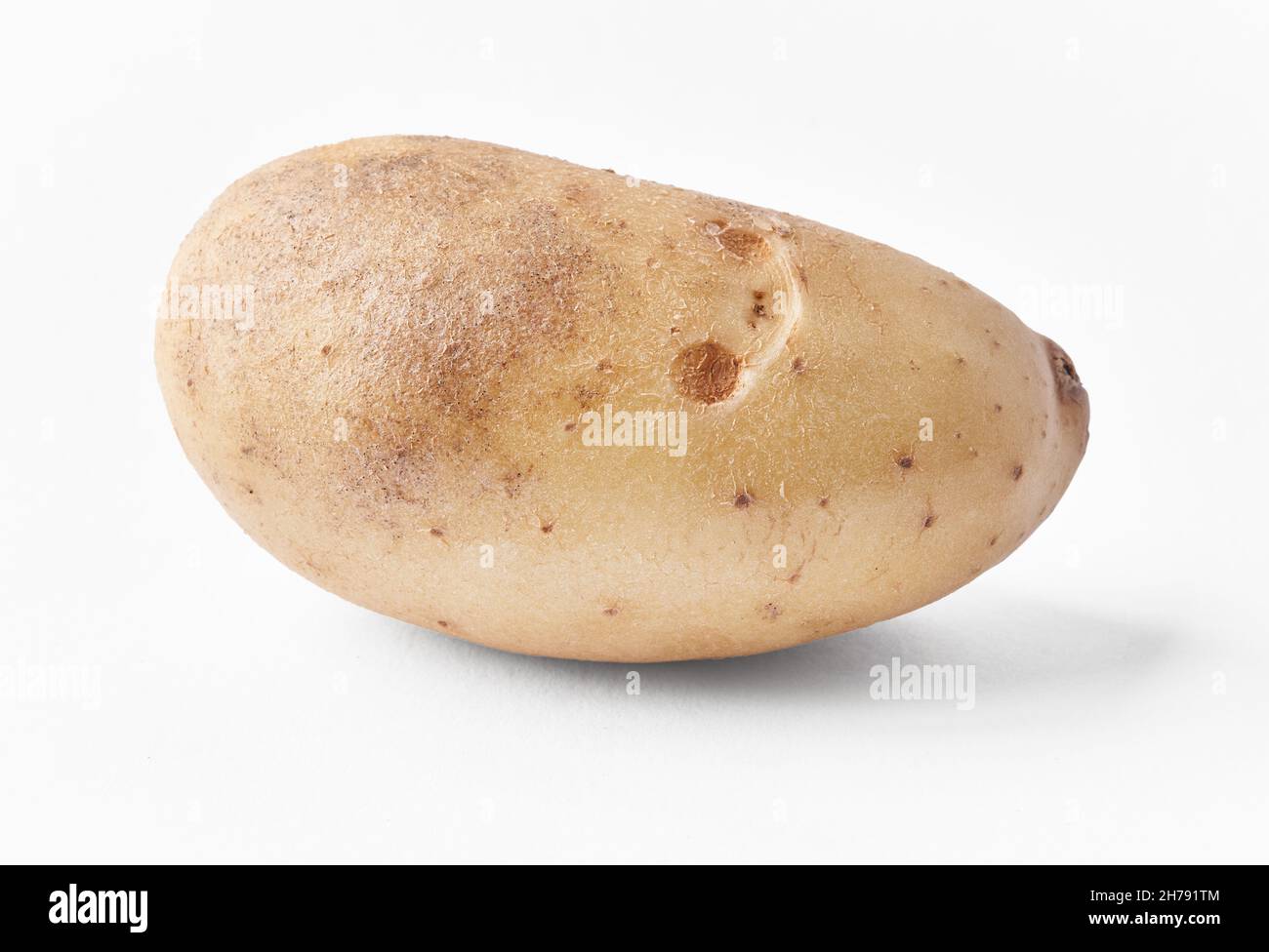 SIngle potato isolated on a white background Stock Photo - Alamy