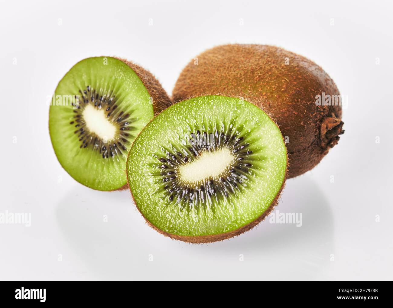 Kiwi fruit cut middle hi-res stock photography and images - Alamy