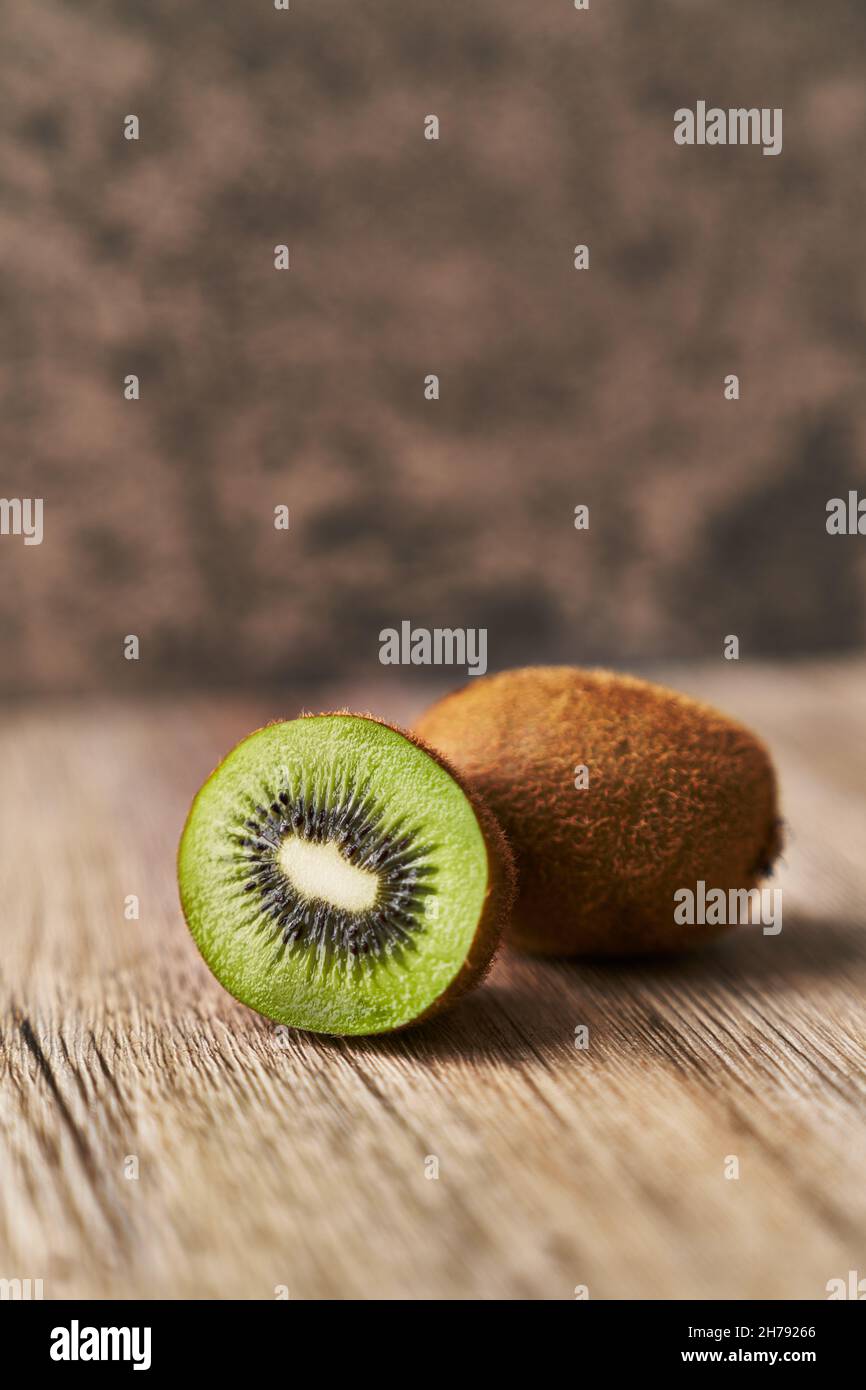 Single kiwi on table hi-res stock photography and images - Alamy