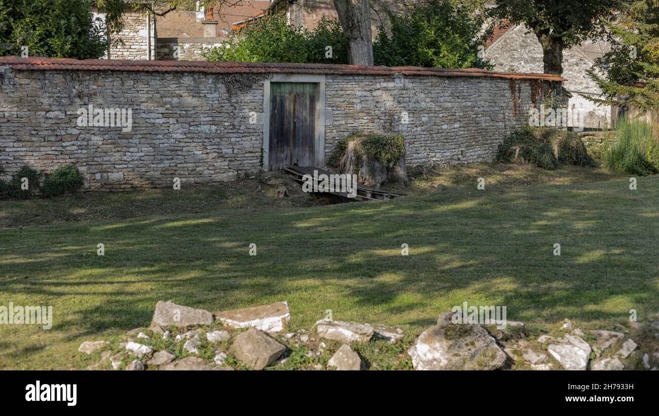 Gateway in a wall with a small bridge and a closed gate Stock Photo - Alamy