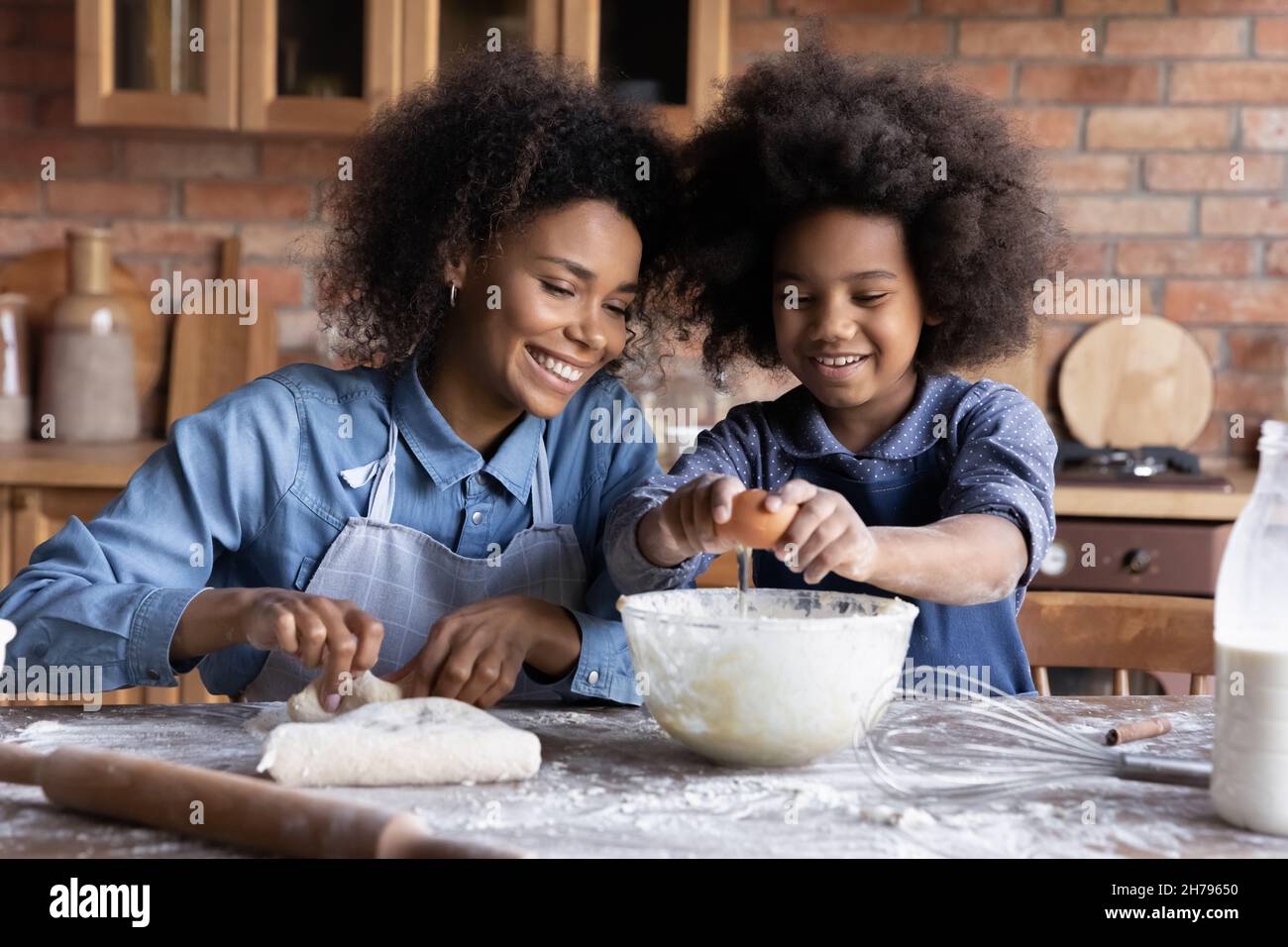 Happy African American family cooking in kitchen Stock Photo - Alamy
