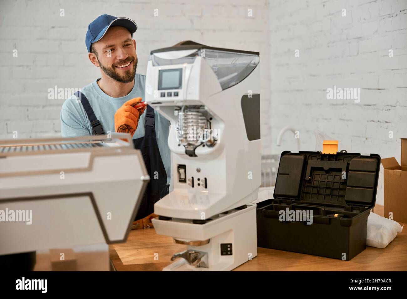 Man fixing coffee machine hi-res stock photography and images - Alamy