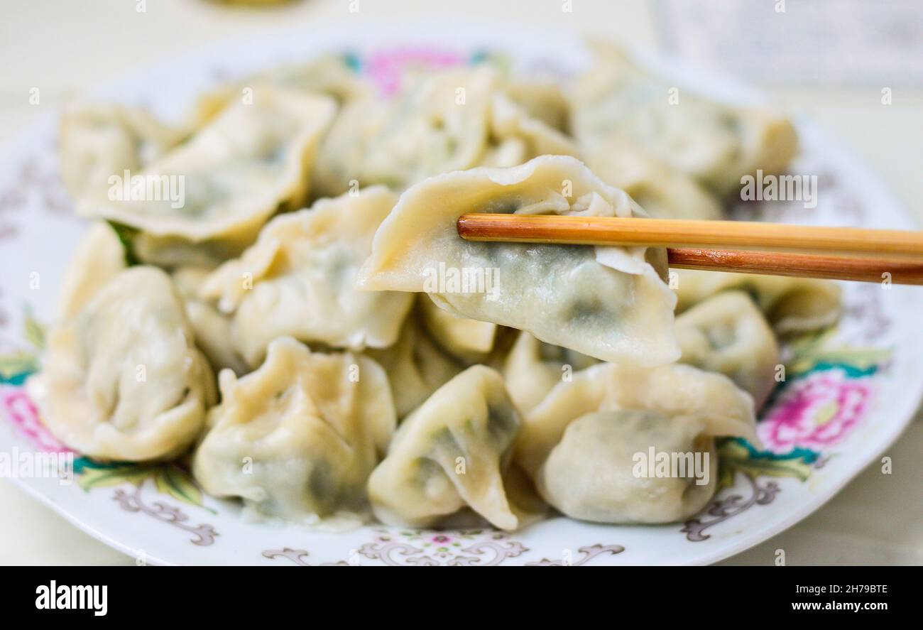 Chopsticks chinese dumpling hi-res stock photography and images - Alamy