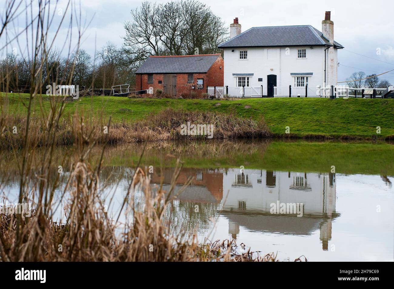 Top lock cottage hi-res stock photography and images - Alamy