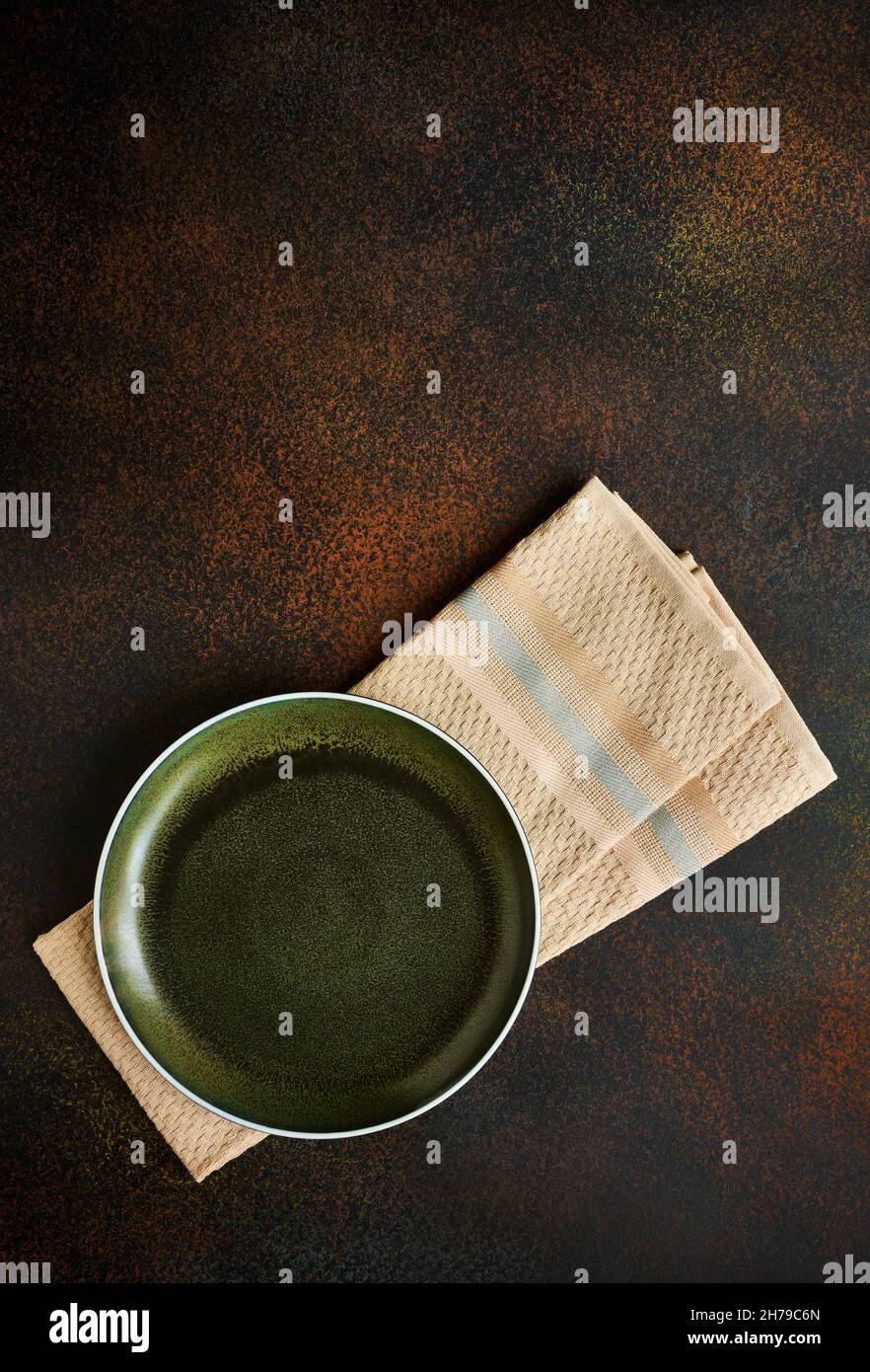 Empty green plate hi-res stock photography and images - Alamy