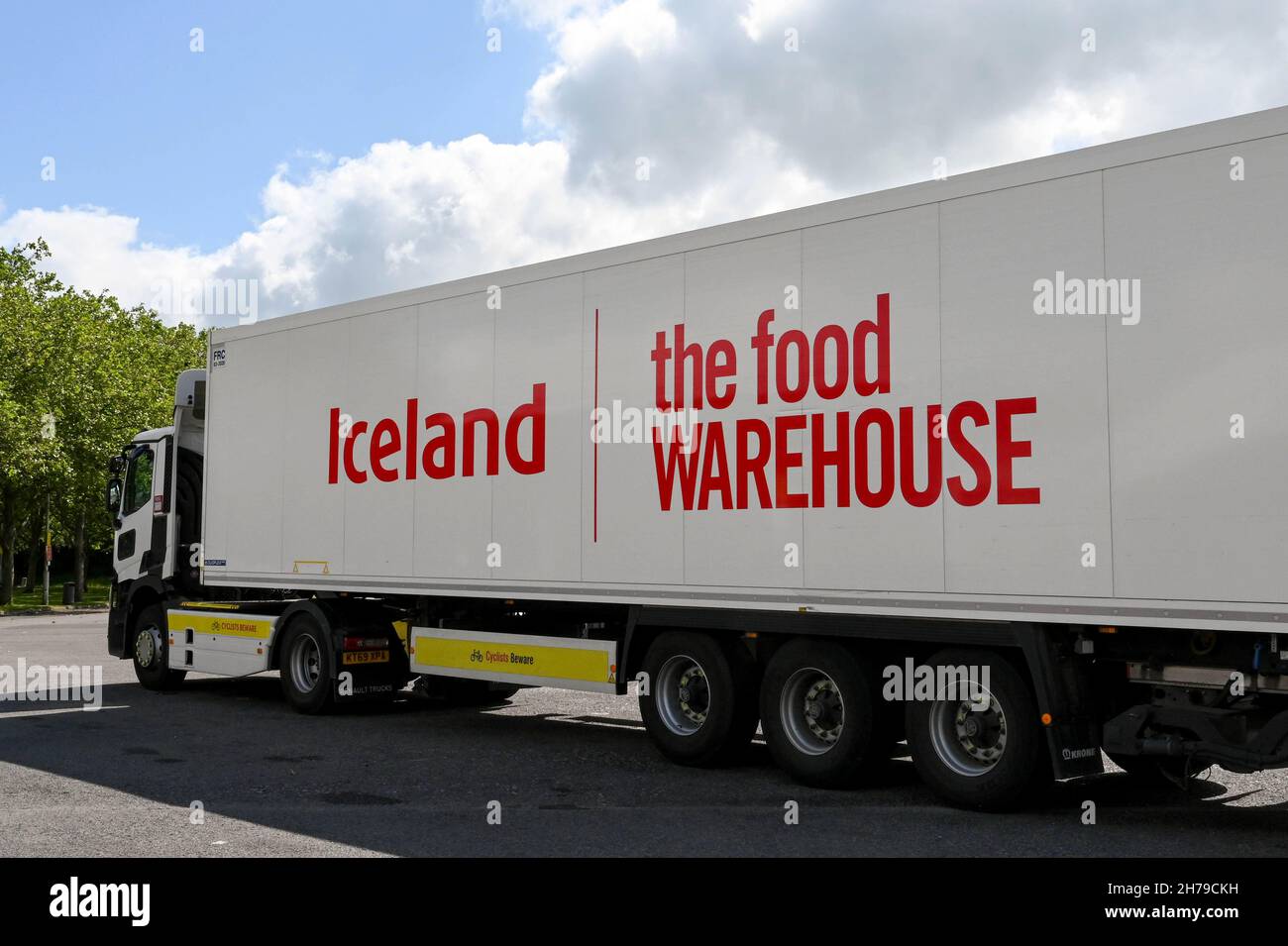 Swindon, England - June 2021: Refrigerated articulated lorry operated ...