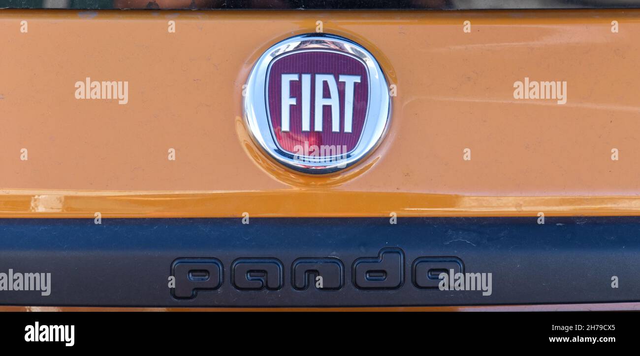 Fiat panda logo hi-res stock photography and images - Alamy