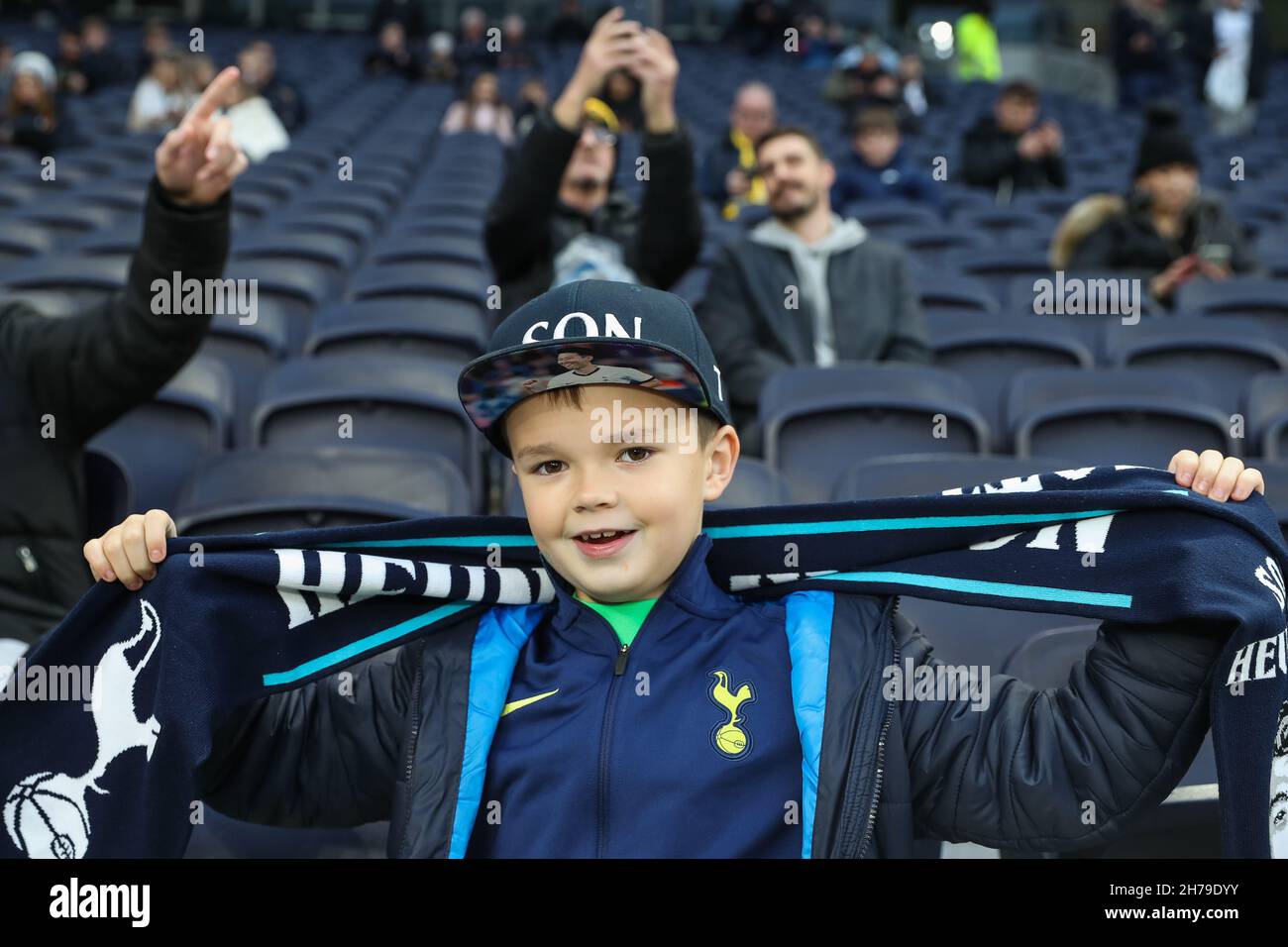 Spurs fans hi-res stock photography and images - Alamy