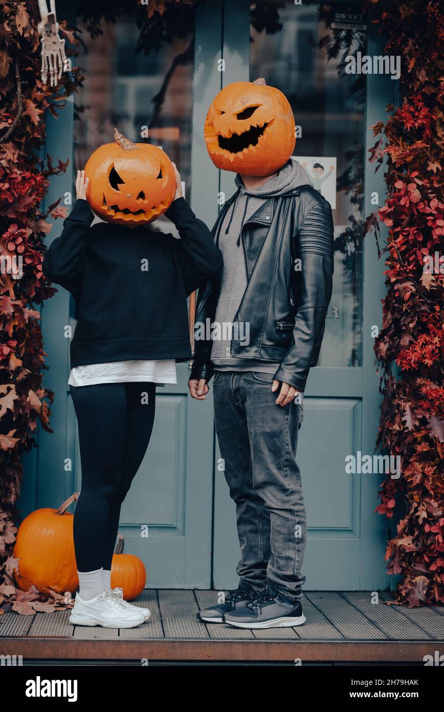 Headless couple hi-res stock photography and images - Alamy