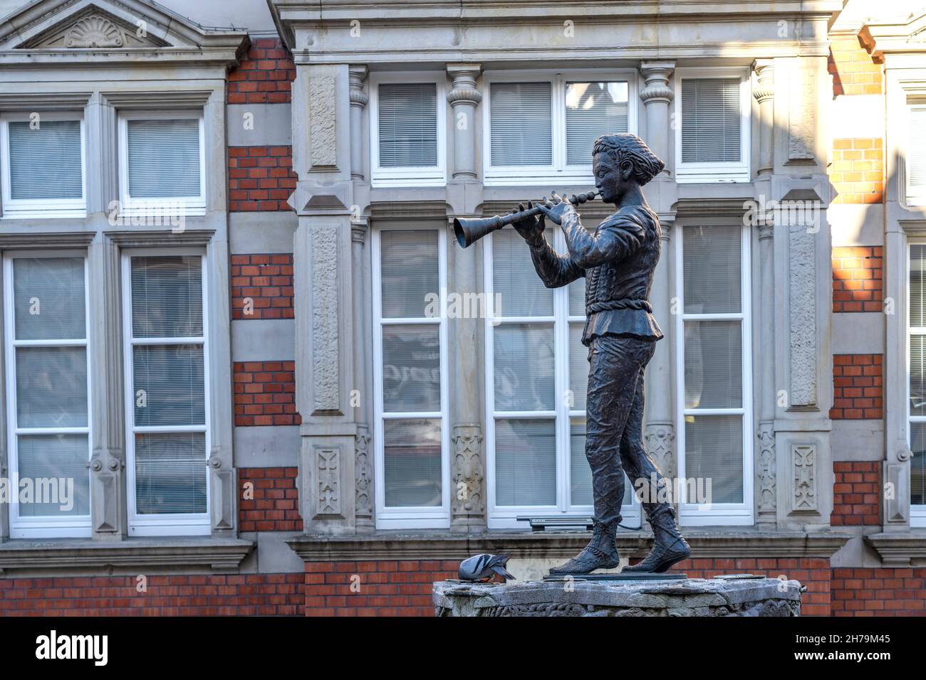 Statue des Rattenfänger von Hameln, Niedersachsen, Deutschland, Europa ...