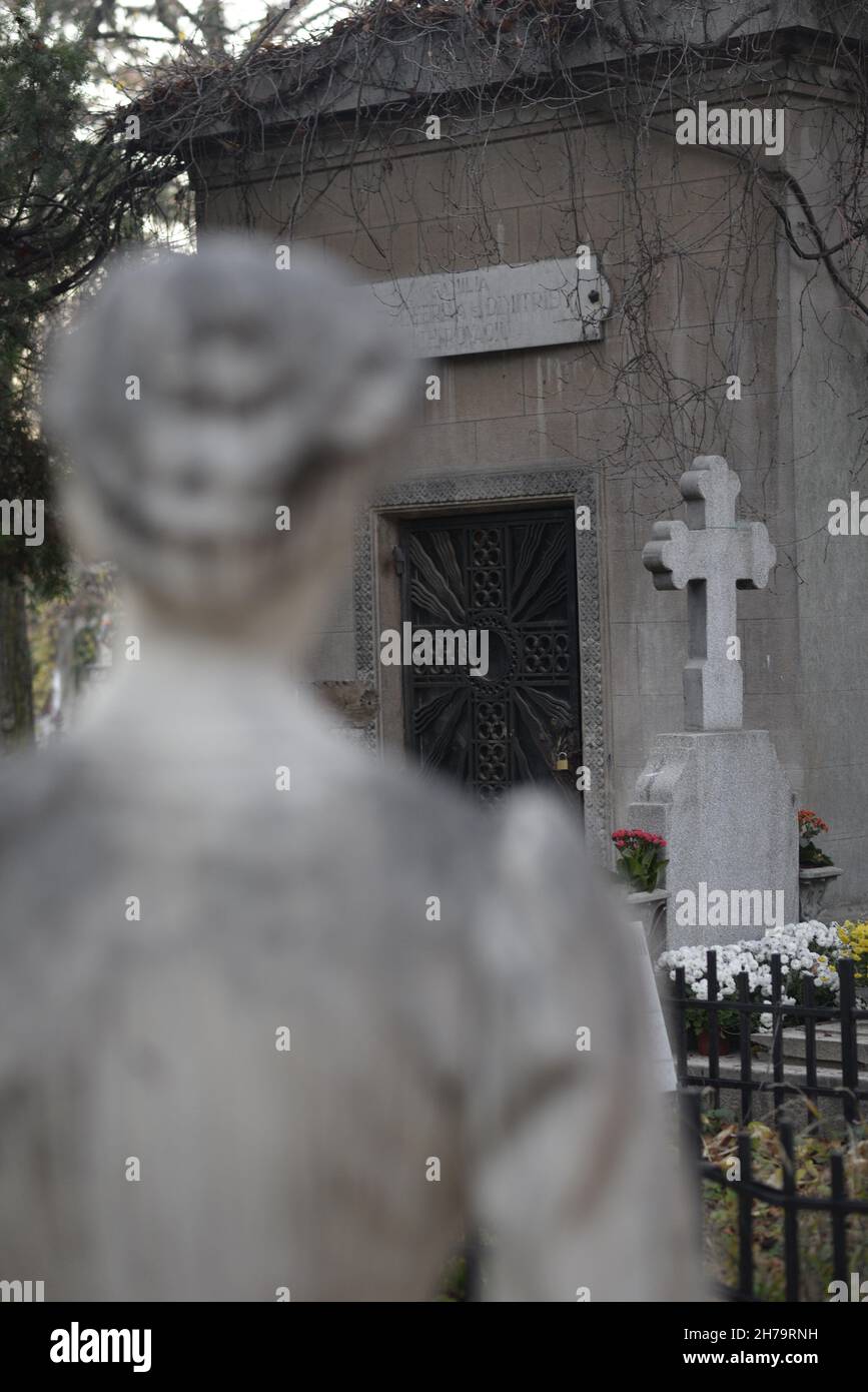marble statue in cemetery Stock Photo - Alamy