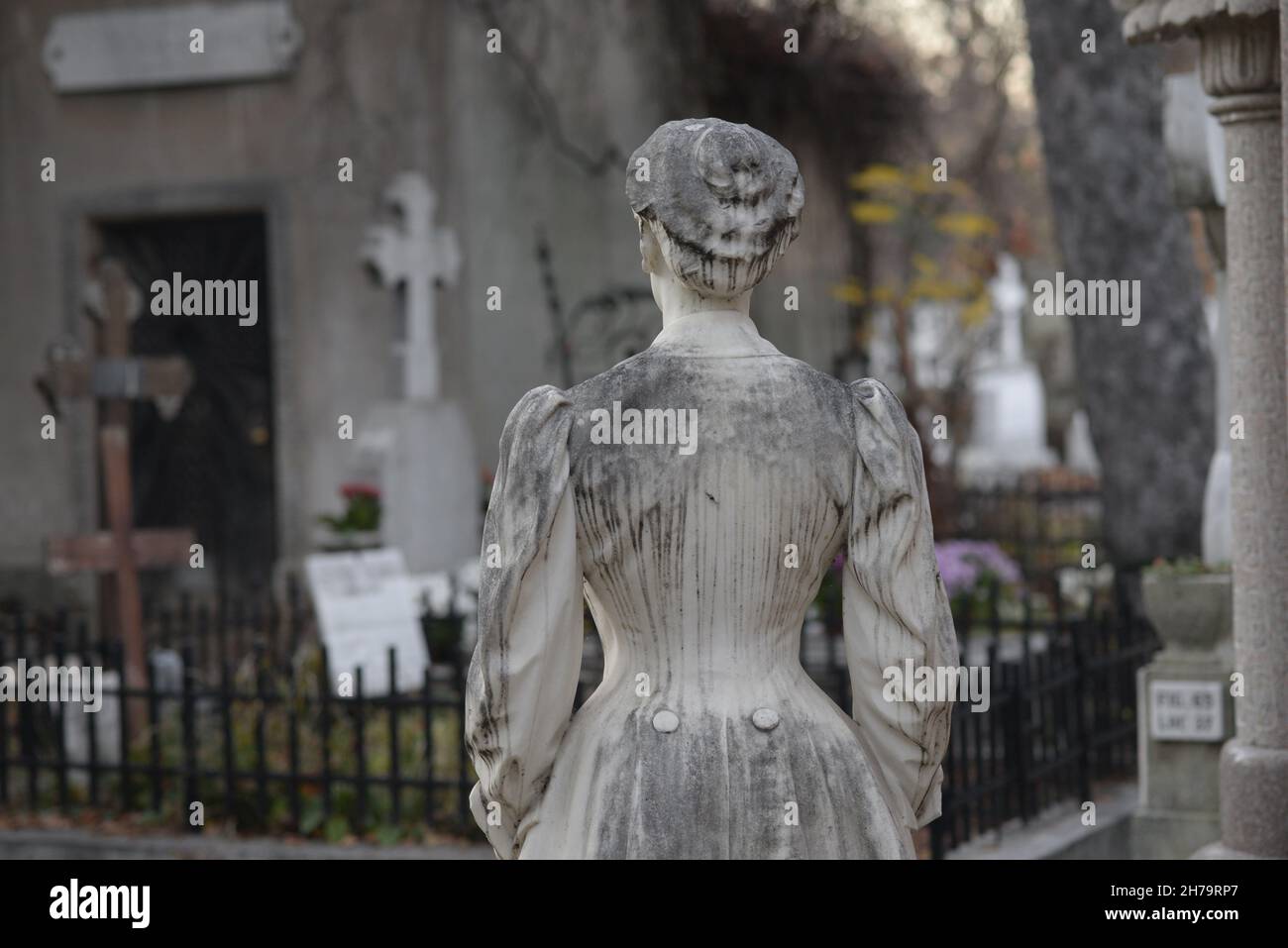 marble statue in cemetery Stock Photo - Alamy