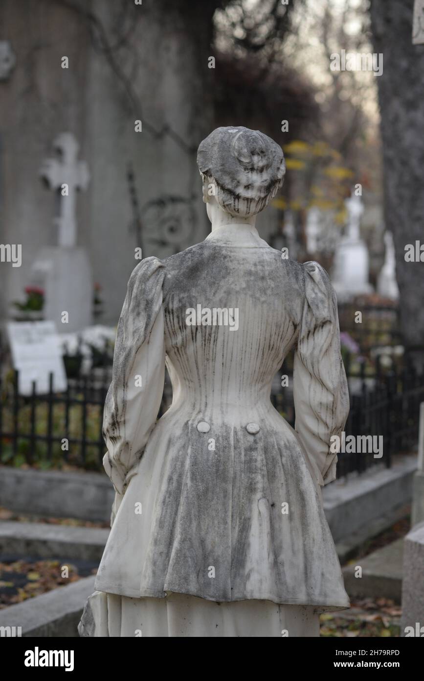 marble statue in cemetery Stock Photo - Alamy