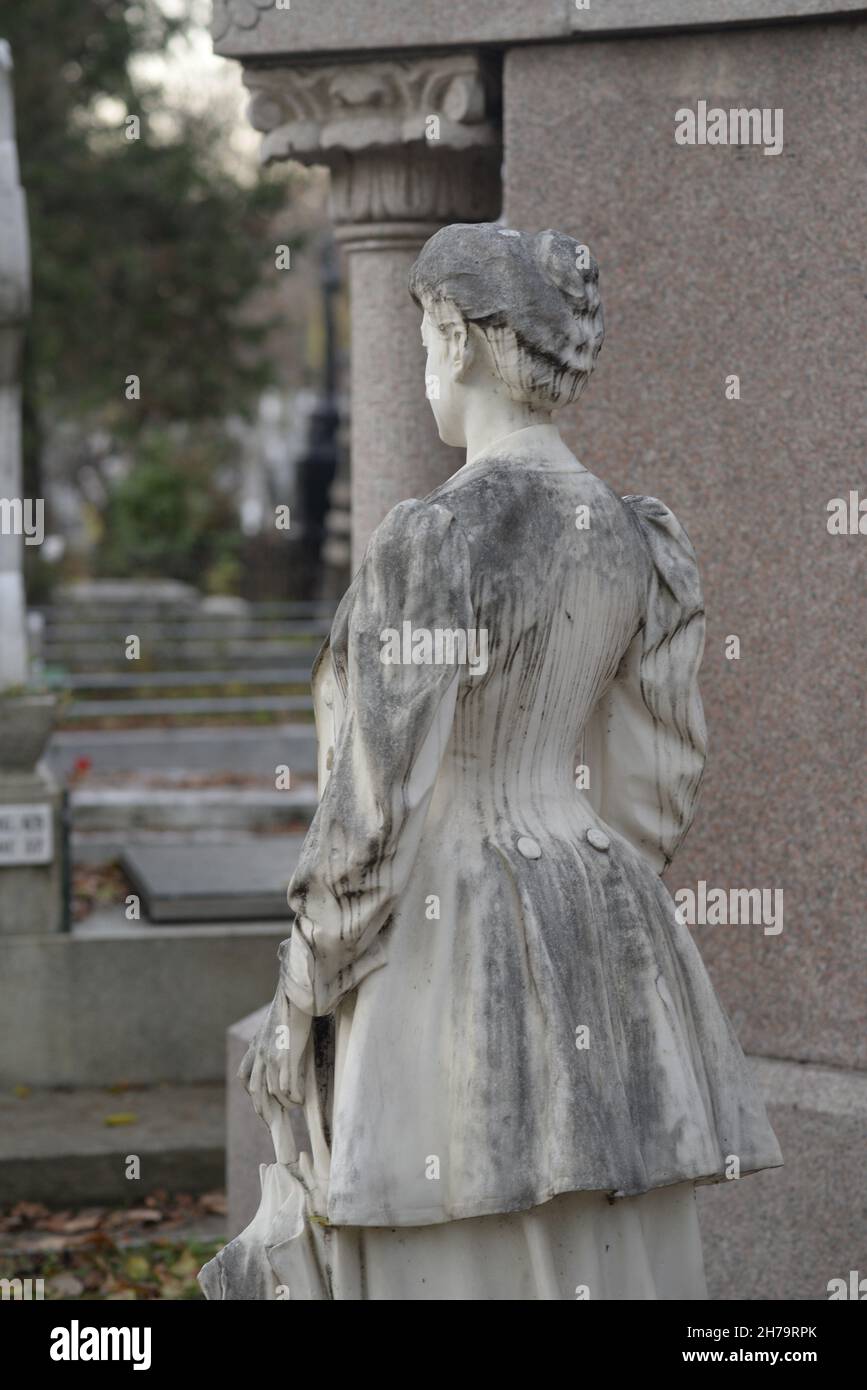 marble statue in cemetery Stock Photo - Alamy