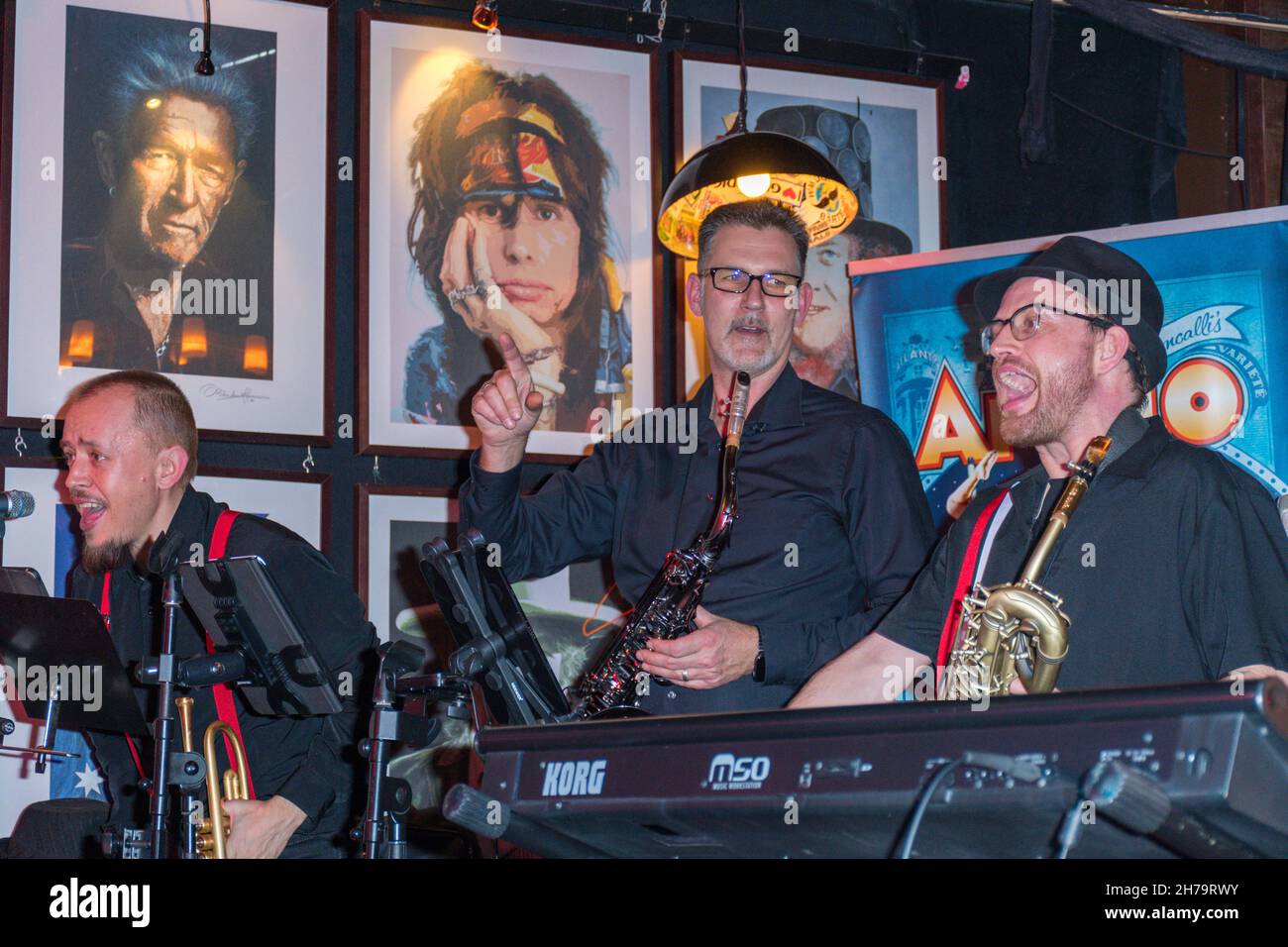 YALLAROO, Bandleader, Frank Kwidor (sax), musikalischer Leiter Volker ...