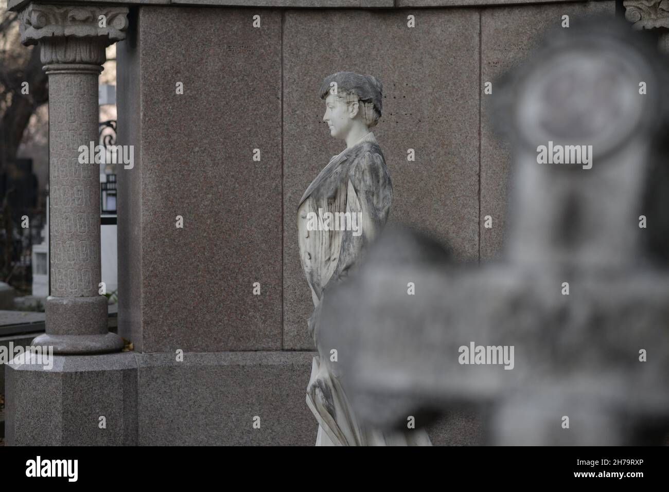 marble statue in cemetery Stock Photo - Alamy