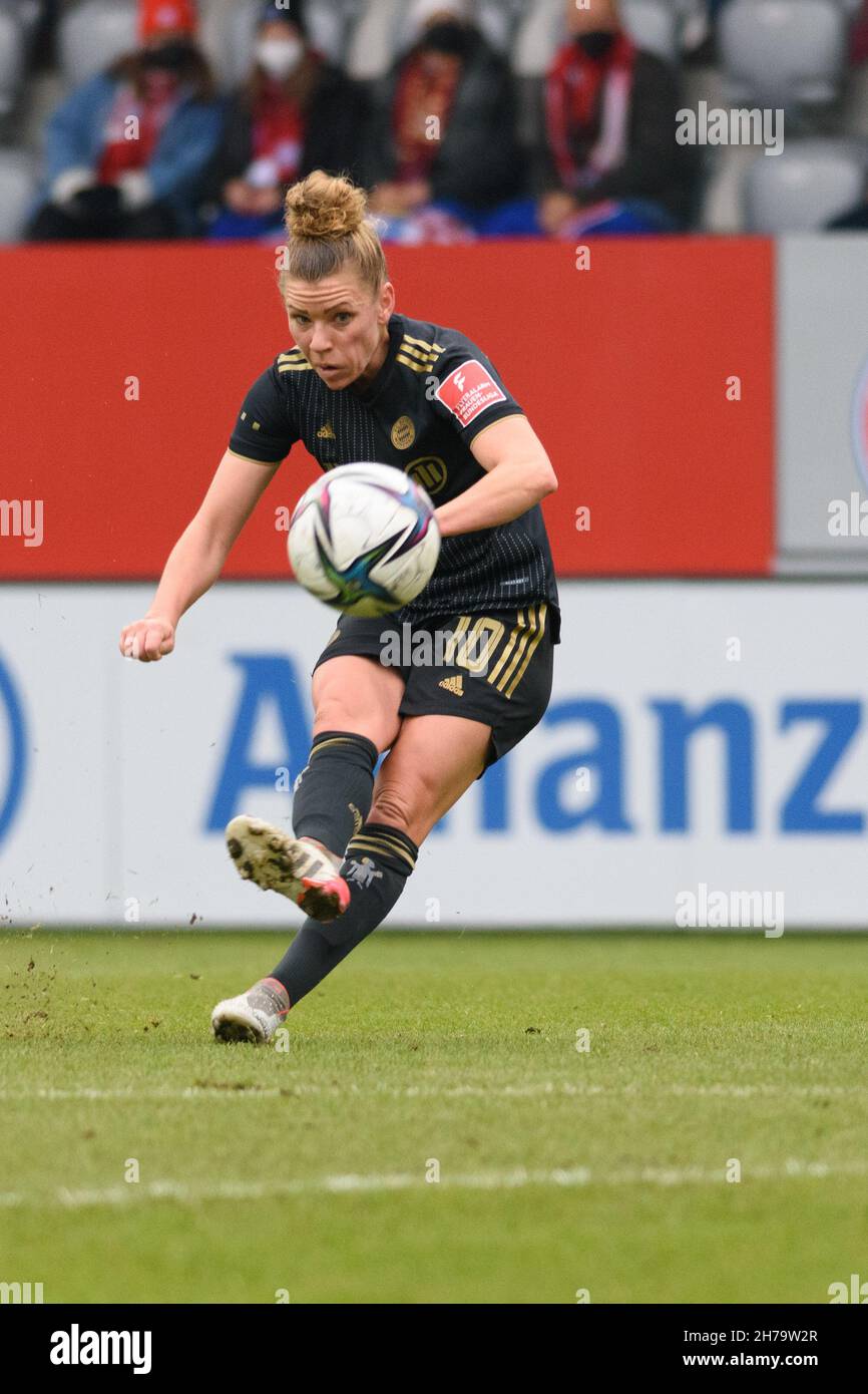 Munich, Germany. 21st Nov, 2021. Munich, Germany, Nov 21st 2021: Linda Dallmann (10 FC Bayern ...