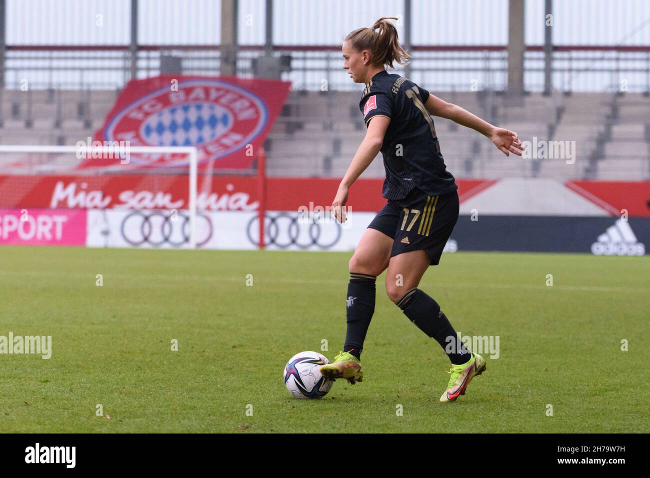 Munich, Germany. 21st Nov, 2021. Munich, Germany, Nov 21st 2021: Klara Buehl (17 FC Bayern ...