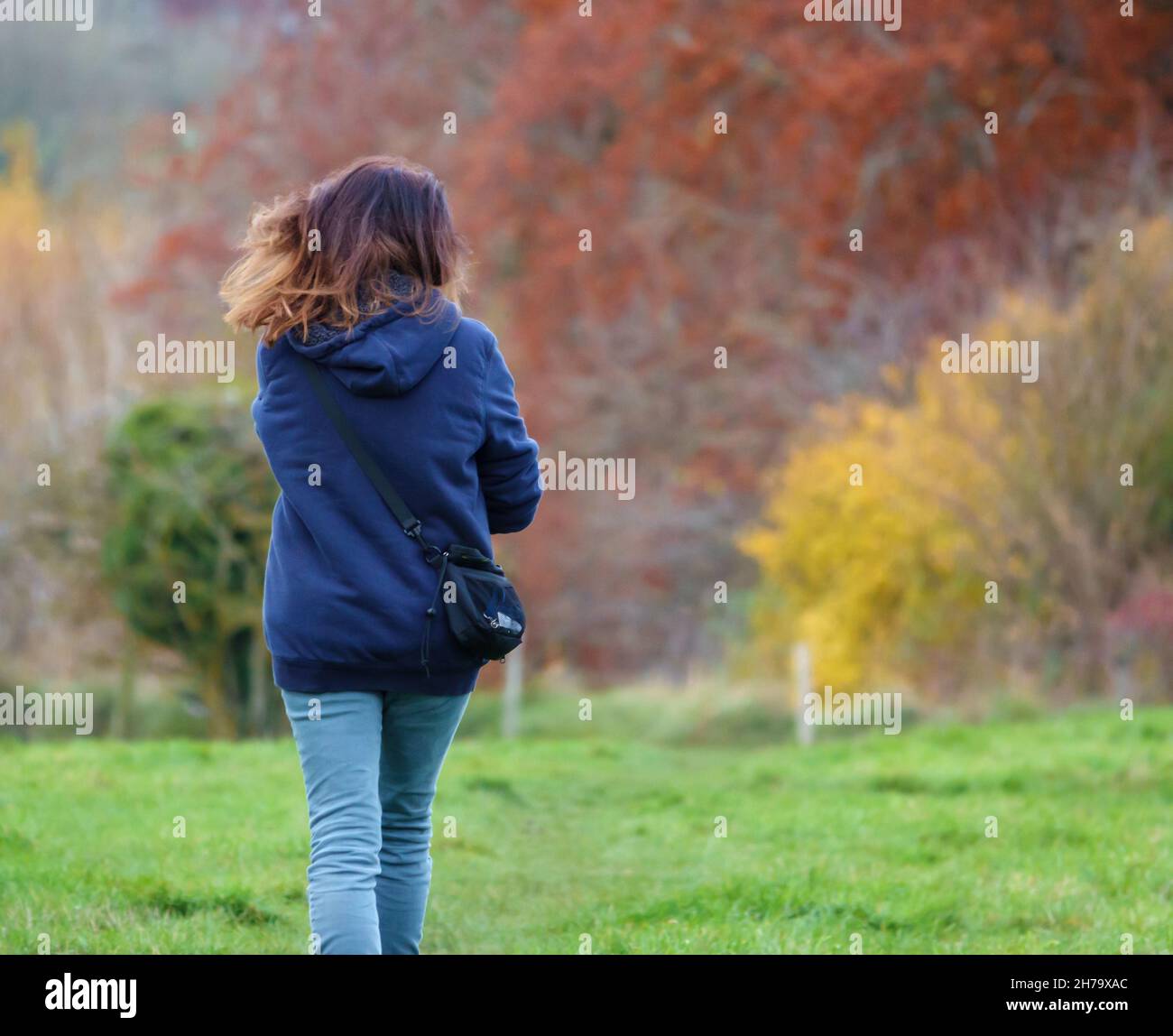 Lady walking silhouette hi-res stock photography and images - Alamy