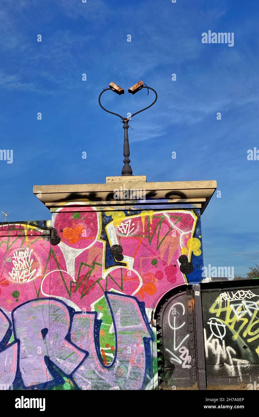 Uk wall art graffiti hackney urban england hi-res stock photography and ...