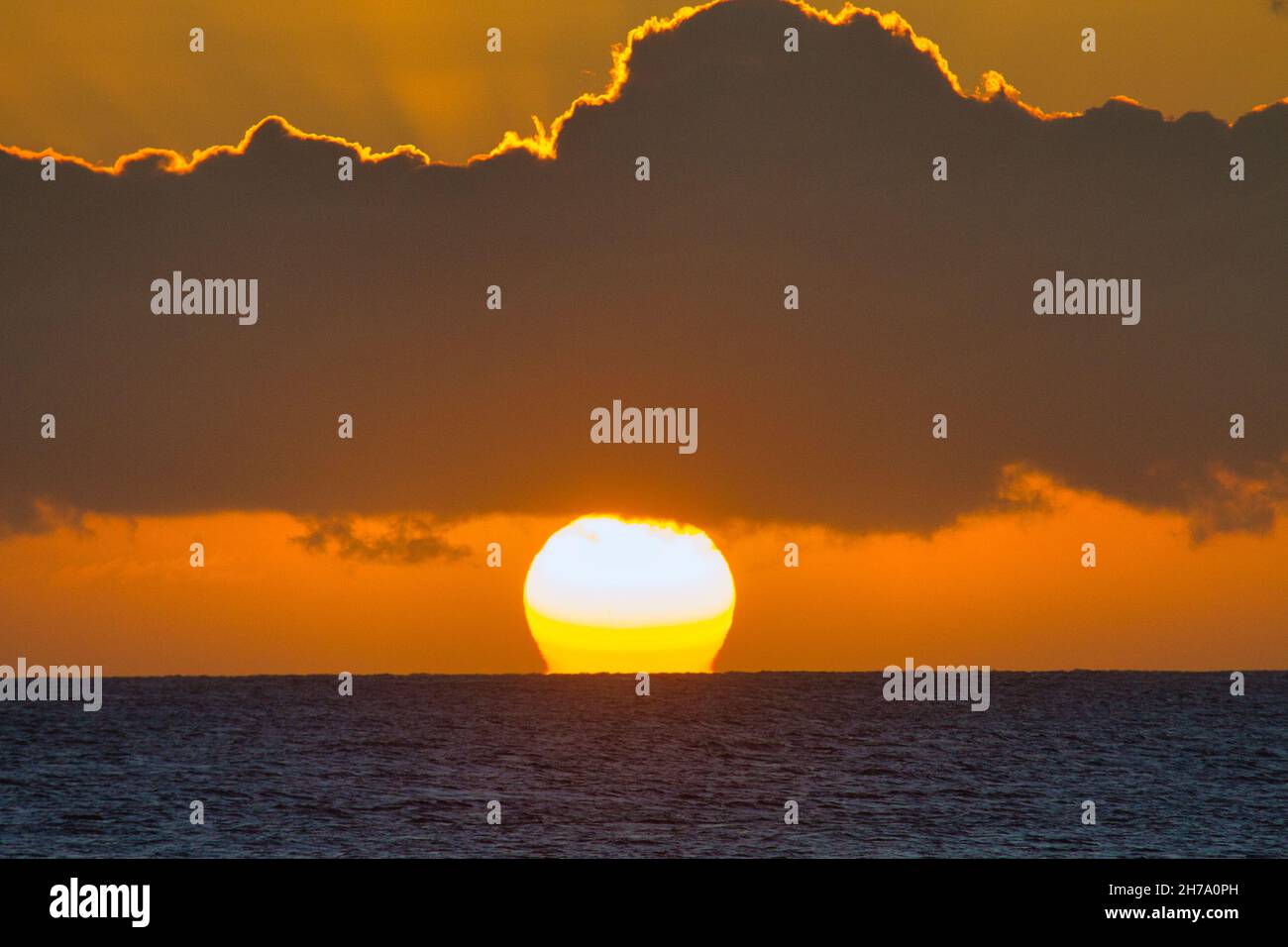 Long sun rays setting hi-res stock photography and images - Alamy