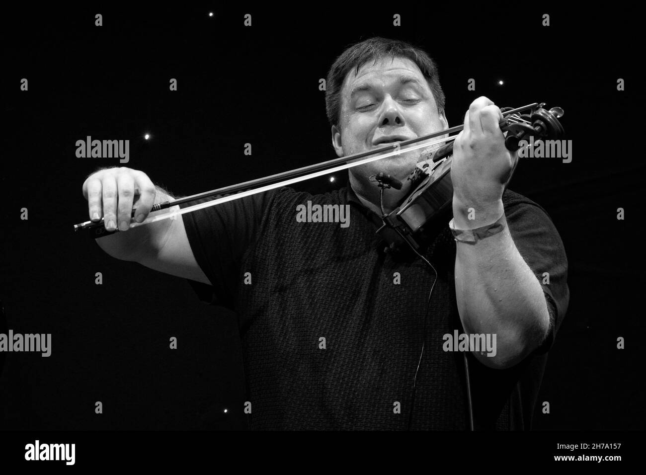 John Pearce plays jazz violin with Dave newton on piano, Scarborough ...