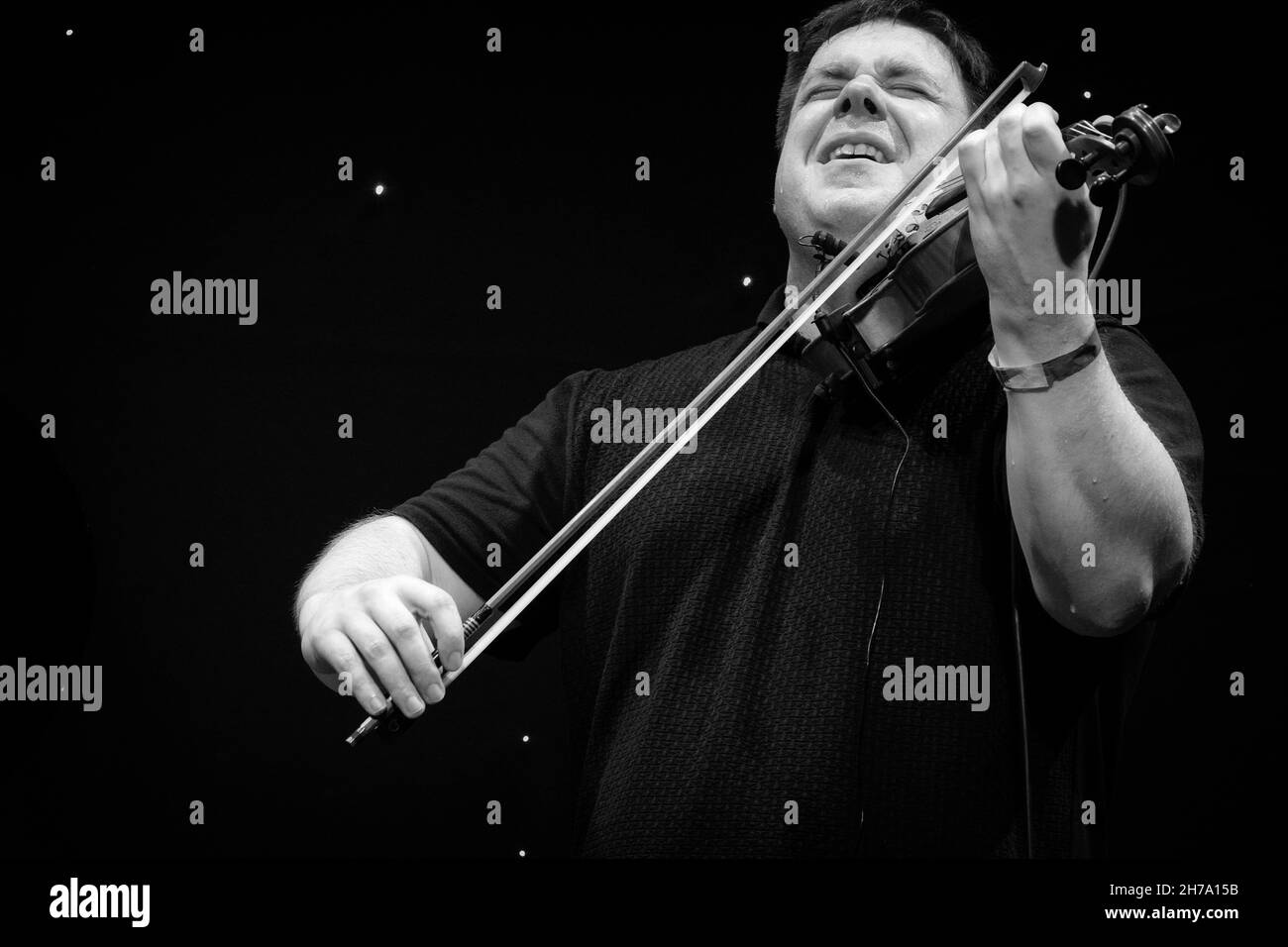 John Pearce plays jazz violin with Dave newton on piano, Scarborough ...