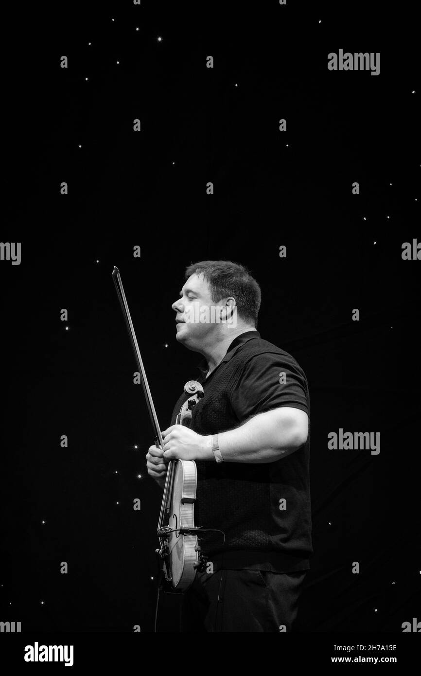 John Pearce plays jazz violin with Dave newton on piano, Scarborough ...