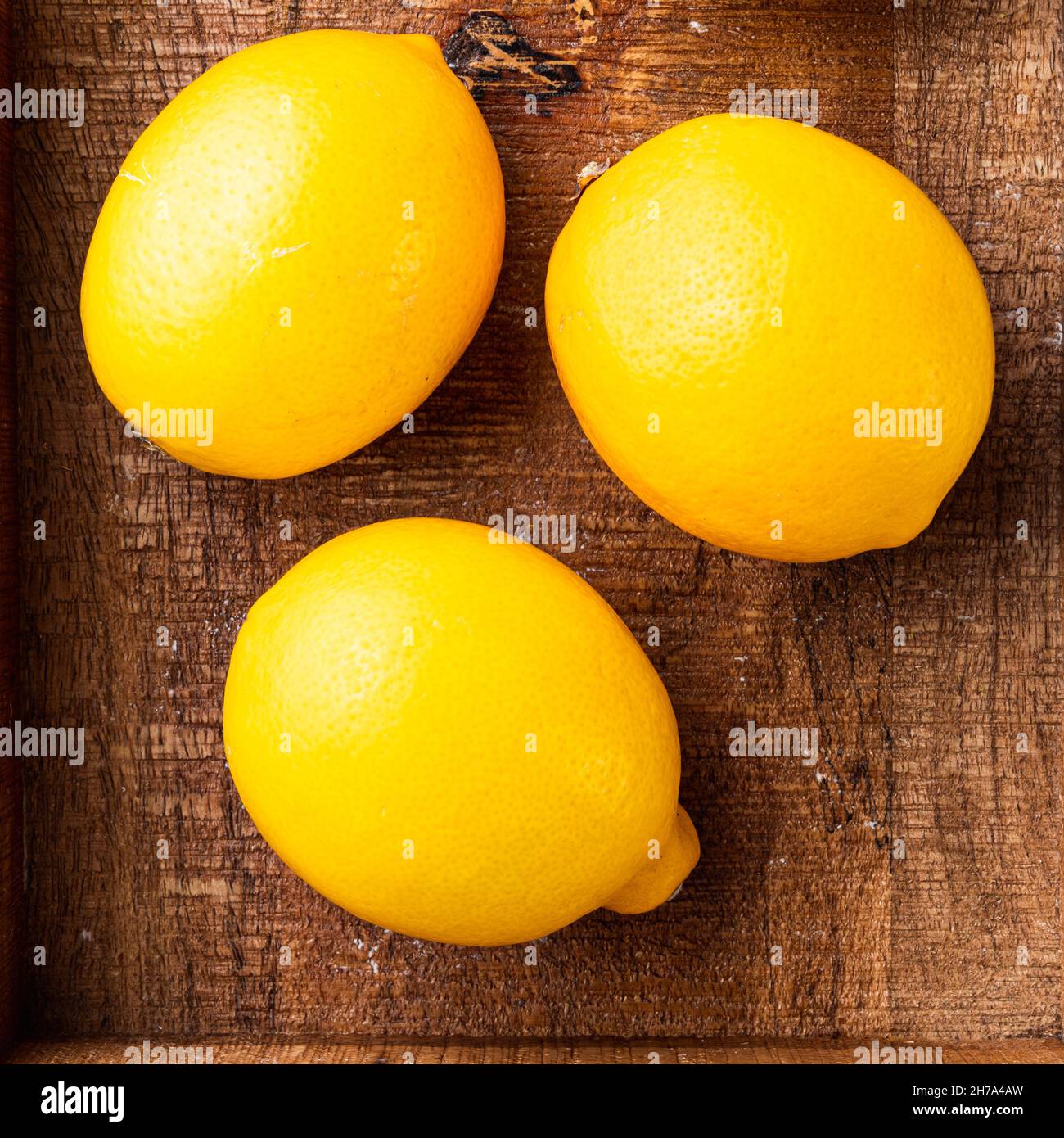 Fresh lemons set, in wooden box, on gray background, top view flat lay ...