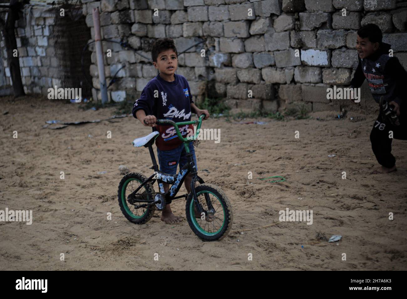 Gaza, Palestina. 21st Nov, 2021. (INT) Palestinian children play in a ...