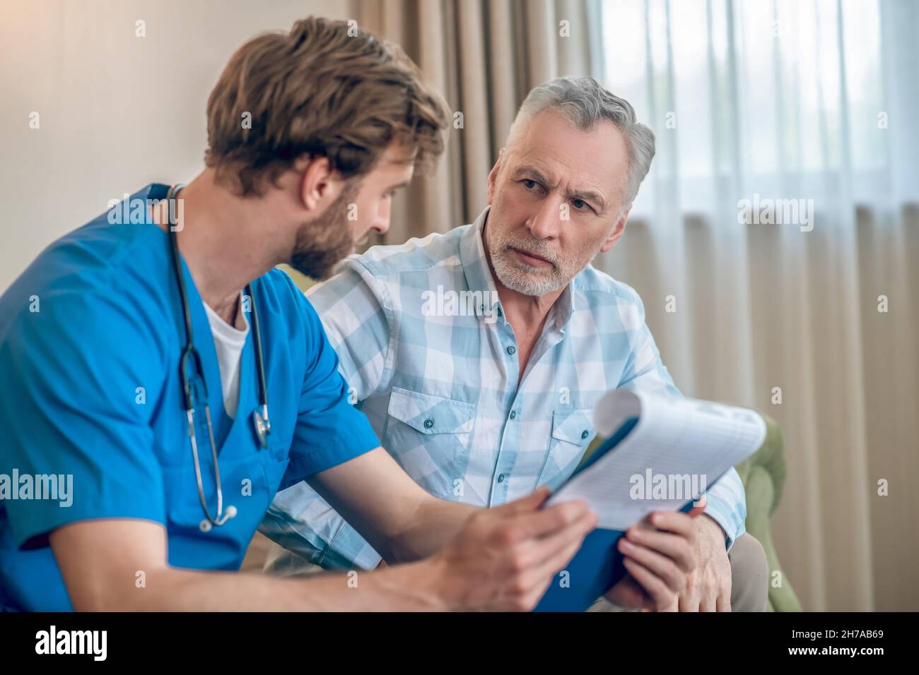 Conversation sad hi-res stock photography and images - Alamy