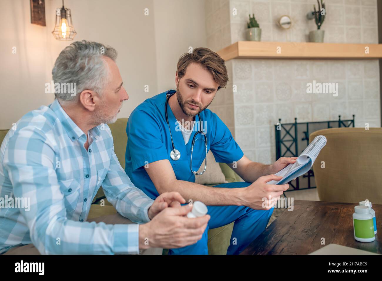 Professional doctor patient drugs bottle hi-res stock photography and ...