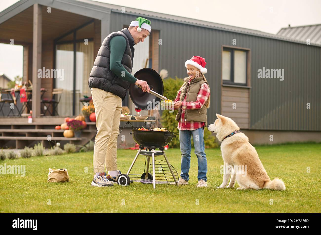 Family preparing for dinner hi-res stock photography and images - Alamy