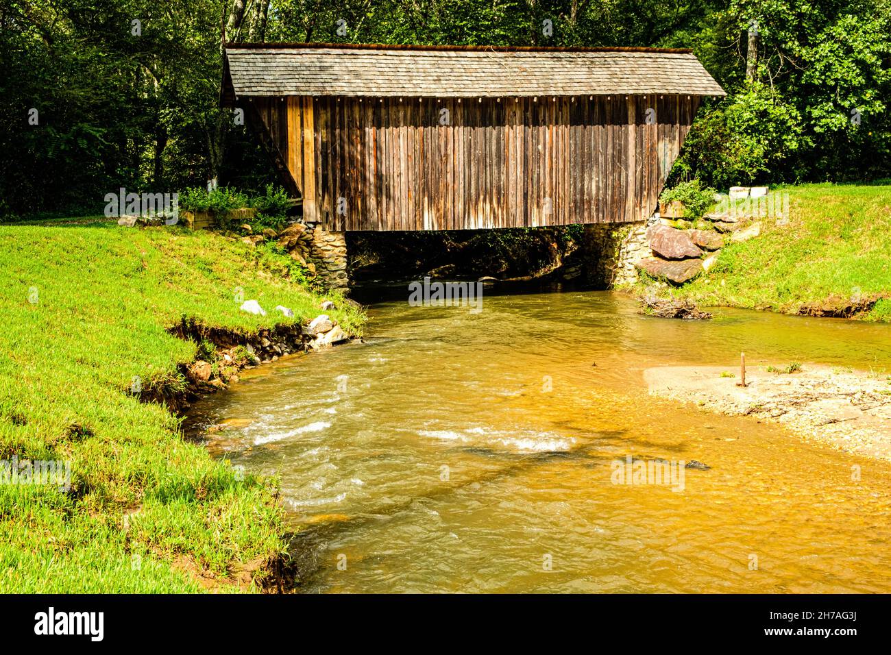 Helen georgia covered bridge hi-res stock photography and images - Alamy